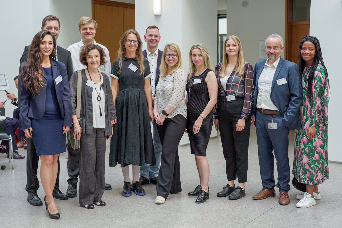 Face-to-face interaction enhances sharing experience: the ALMA Network ...